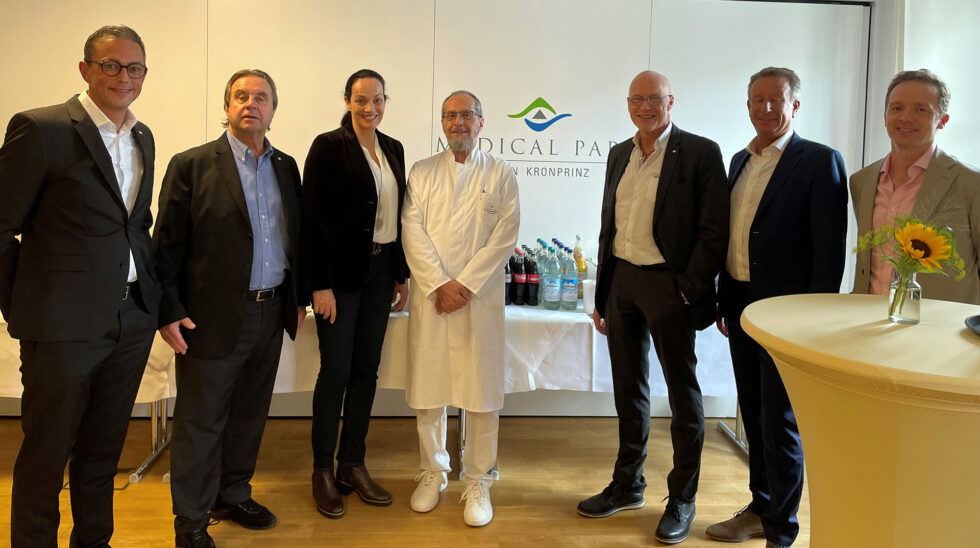 Chefarzt Dr. Hasso Balasch wird feierlich vom Medicalpark Prien ...